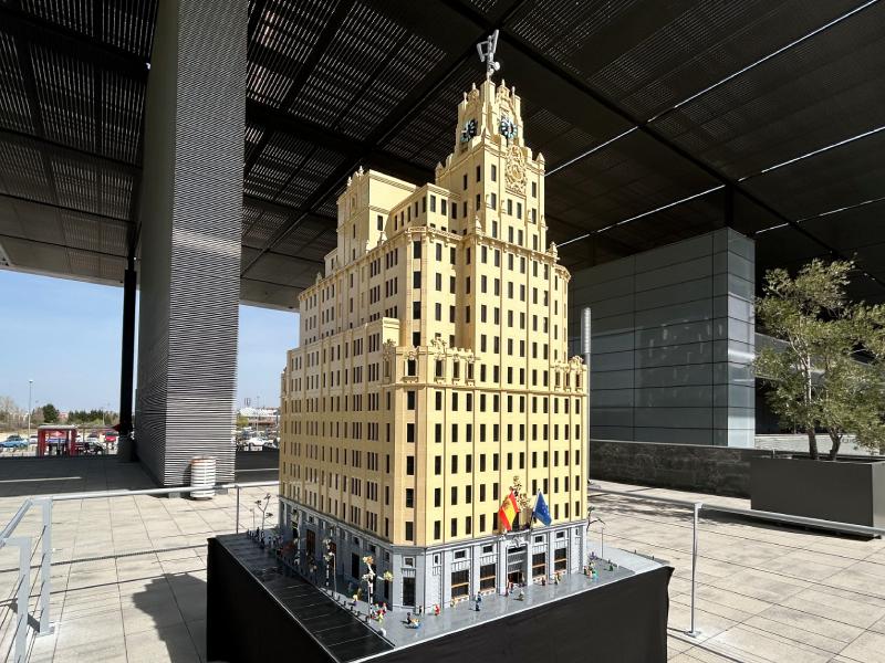 Lego construye una réplica del Edificio Telefónica para celebrar ...